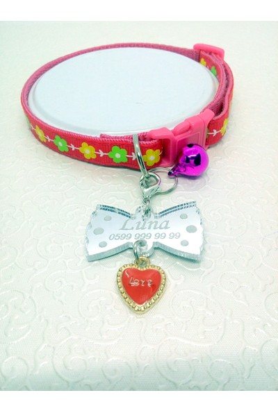 Sempati Store Çiçekli Kedi Tasması + Kırmızı Kalp Figürü Gümüş Papyon Kedi İsim Künyesi Sempati Store Çiçekli Kedi Tasması + Kırmızı Kalp Figürü Gümüş Papyon Kedi İsim Künyesi