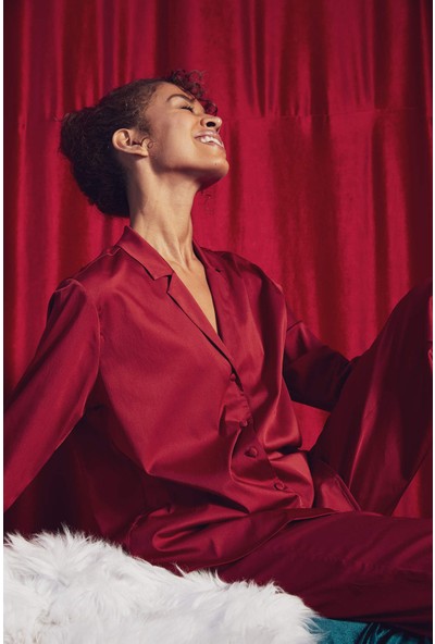 DeFacto Fall In Love Regular Fit Yılbaşı Temalı Gömlek Yaka Saten Uzun Kollu Pijama Üstü W4017AZ21WN DeFacto Fall In Love Regular Fit Yılbaşı Temalı Gömlek Yaka Saten Uzun Kollu Pijama Üstü W4017AZ21WN