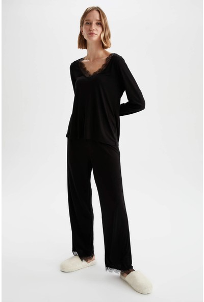 DeFacto Fall In Love Yılbaşı Temalı Regular Fit V Yaka Dantelli Uzun Kollu Pijama Takımı W4126AZ21WN DeFacto Fall In Love Yılbaşı Temalı Regular Fit V Yaka Dantelli Uzun Kollu Pijama Takımı W4126AZ21WN