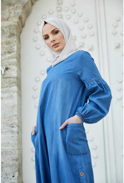 Burcu Tesettür Yandan Düğmeli Balon Kollu Tesettür Kot Elbise FDL1001 Açık Kot Burcu Tesettür Yandan Düğmeli Balon Kollu Tesettür Kot Elbise FDL1001 Açık Kot