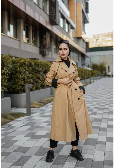 Burcu Tesettür Şerit Detaylı Uzun Trençkot AN7418 Latte Burcu Tesettür Şerit Detaylı Uzun Trençkot AN7418 Latte