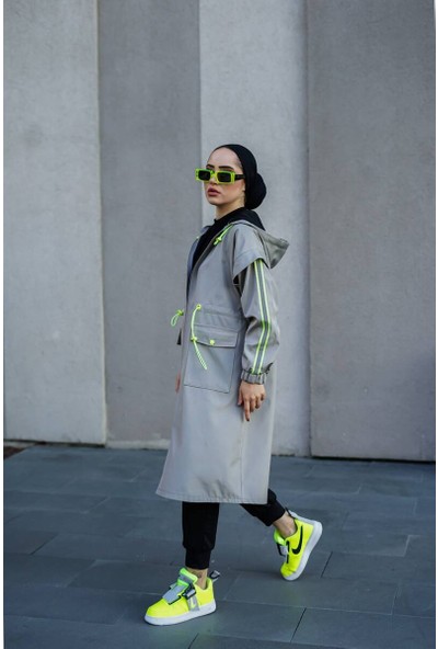 Burcu Tesettür Neon Şeritli Kapşonlu Trenç MDR10601 Gri Burcu Tesettür Neon Şeritli Kapşonlu Trenç MDR10601 Gri