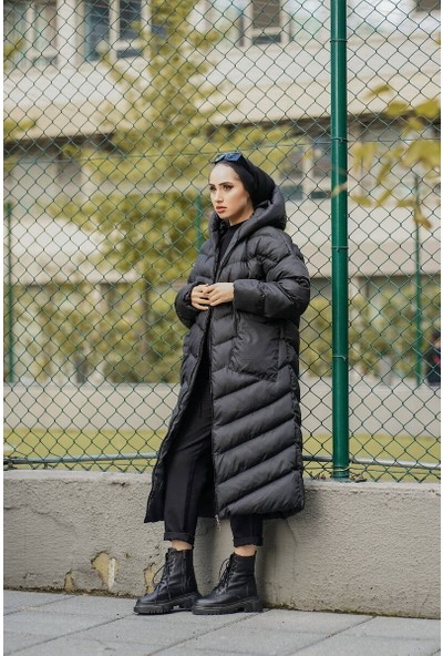 Burcu Tesettür Kapüşonlu Uzun Şişme Mont JGA6699 Siyah