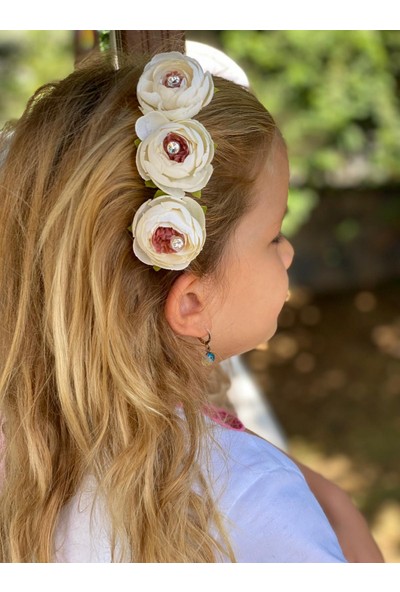 Queen Beyaz Krem Rengi Şeffaf Taraklı Yapay Çiçekli Taşlı Tarak Toka Queen Beyaz Krem Rengi Şeffaf Taraklı Yapay Çiçekli Taşlı Tarak Toka