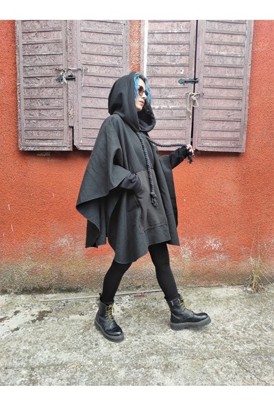 Octo Handcraft Kaşe Kumaştan Garnili Kapüşonlu Kanguru Cepli Siyah Panço Özel Tasarım Octo Handcraft Kaşe Kumaştan Garnili Kapüşonlu Kanguru Cepli Siyah Panço Özel Tasarım