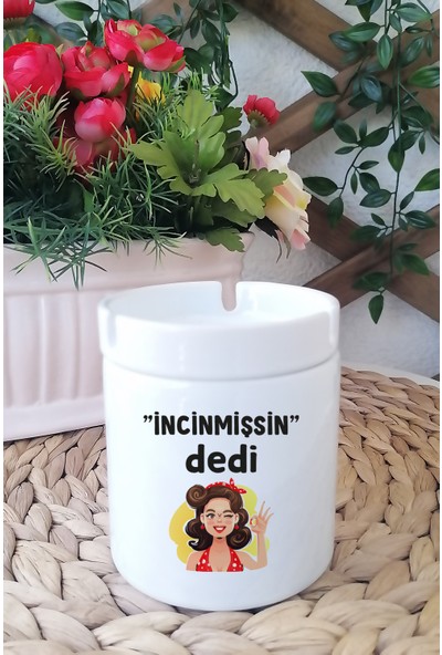 Kreatölye Incinmissin Dedi Baskılı Beyaz Kül Tablası Kreatölye Incinmissin Dedi Baskılı Beyaz Kül Tablası