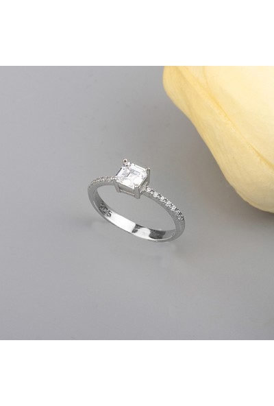 Ravza Gümüş 925 Ayar Gümüş Kare Kesim Tek Taş Yüzük Ravza Gümüş 925 Ayar Gümüş Kare Kesim Tek Taş Yüzük