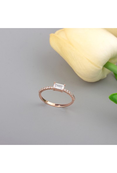 Ravza Gümüş 925 Ayar Gümüş Dikdörtgen Kesim Tek Taş Yüzük Ravza Gümüş 925 Ayar Gümüş Dikdörtgen Kesim Tek Taş Yüzük