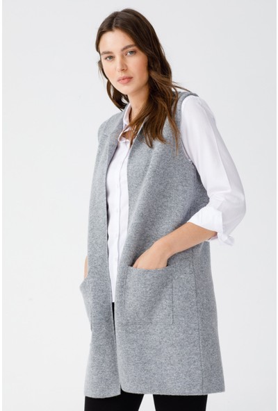 Desen Triko Kadın Polo Yaka Kenarı ve Cebi Çiçek Işlemeli Uzun Yelek O.füme Desen Triko Kadın Polo Yaka Kenarı ve Cebi Çiçek Işlemeli Uzun Yelek O.füme