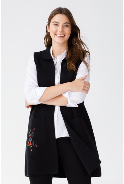 Desen Triko Kadın Polo Yaka Kenarı ve Cebi Çiçek Işlemeli Uzun Yelek Siyah Desen Triko Kadın Polo Yaka Kenarı ve Cebi Çiçek Işlemeli Uzun Yelek Siyah