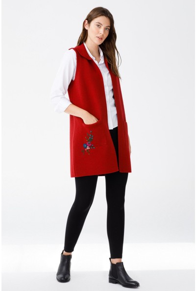 Desen Triko Kadın Polo Yaka Kenarı ve Cebi Çiçek Işlemeli Uzun Yelek V.kırmızı Desen Triko Kadın Polo Yaka Kenarı ve Cebi Çiçek Işlemeli Uzun Yelek V.kırmızı