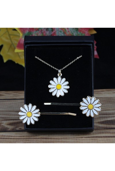 Moryconcept Papatya Kolye & Toka 2 Li Altın Kaplama Özel Kutulu Set Moryconcept Papatya Kolye & Toka 2 Li Altın Kaplama Özel Kutulu Set