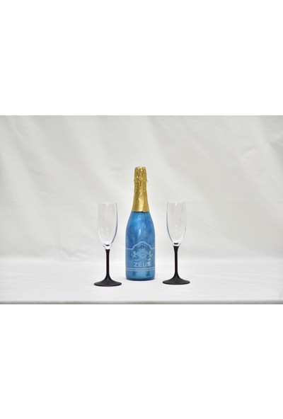 Alkolsüz Şampanya Simli Yaban Mersini Aromalı Gazlı Içecek Siyah Bardak Alkolsüz Şampanya Simli Yaban Mersini Aromalı Gazlı Içecek Siyah Bardak