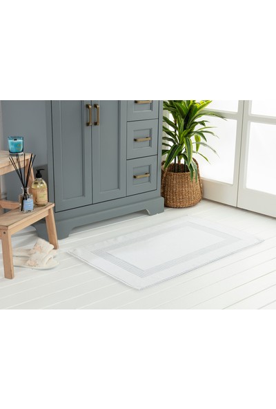 Madame Coco Evelyn Ayak Havlusu - Beyaz Lacivert - 50 x 80 cm Madame Coco Evelyn Ayak Havlusu - Beyaz Lacivert - 50 x 80 cm