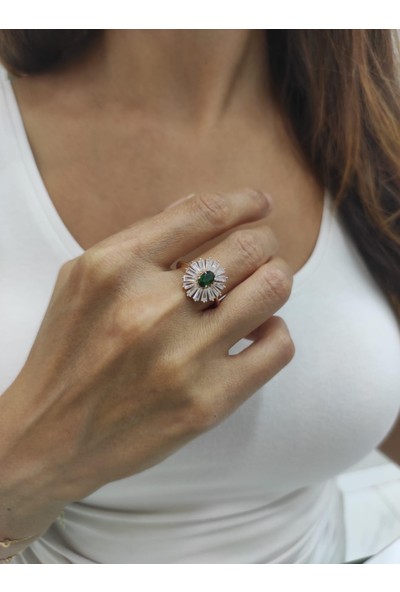 Barış Kuyumculuk Altın, Beyaz Baget, Zümrüt Yeşili Taşlı Çiçek Yüzük Barış Kuyumculuk Altın, Beyaz Baget, Zümrüt Yeşili Taşlı Çiçek Yüzük