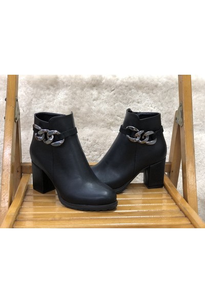 Kafkaslar Siyah Deri Zincirli Topuklu Bayan Kısa Bot