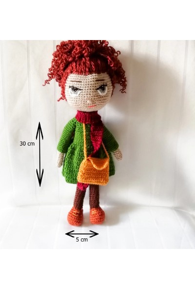 Kış Kıyafetli Çıkarılabilir Çanta ve Atkı Amigurumi Kız Bebek