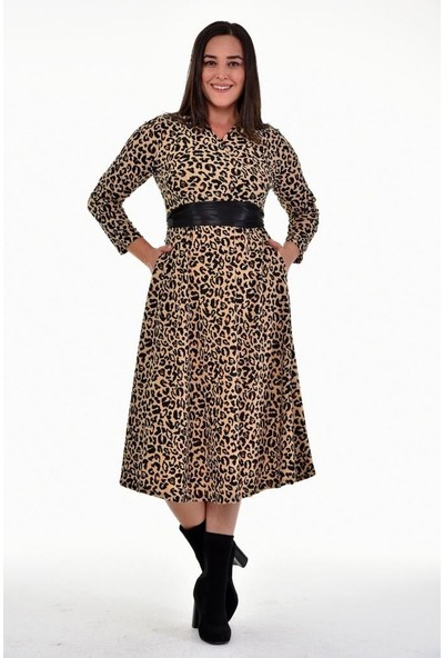 ViolettaXL Kadın Vizon Büyük Beden Leopar Desen Kruvaze Yaka Deri Kemerli Esnek Krep Elbise ViolettaXL Kadın Vizon Büyük Beden Leopar Desen Kruvaze Yaka Deri Kemerli Esnek Krep Elbise