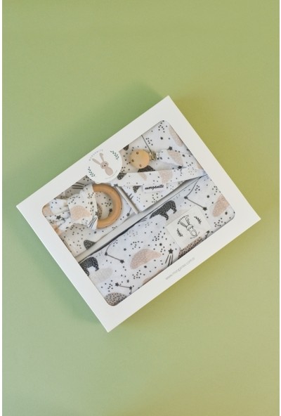 Bebek Muslin Örtü 5’li Set Örtü, Önlük, Organik Ahşap Diş Kaşıyıcı, Mendil ve Emzik Askısı Bebek Muslin Örtü 5’li Set Örtü, Önlük, Organik Ahşap Diş Kaşıyıcı, Mendil ve Emzik Askısı