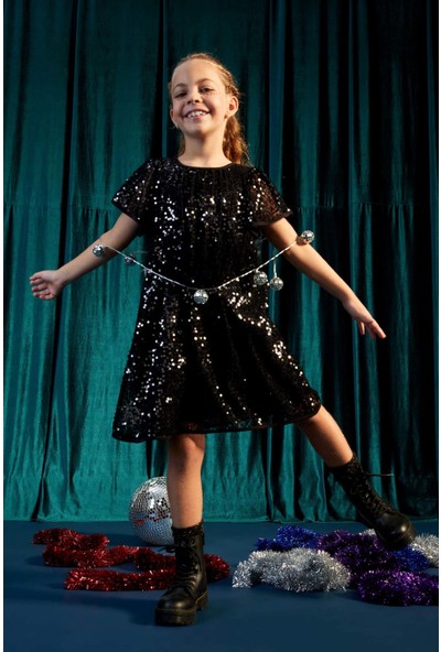 DeFacto Kız Çocuk Regular Fit Bisiklet Yaka Yılbaşı Temalı Kısa Kollu Payetli Elbise V5542A621CW DeFacto Kız Çocuk Regular Fit Bisiklet Yaka Yılbaşı Temalı Kısa Kollu Payetli Elbise V5542A621CW