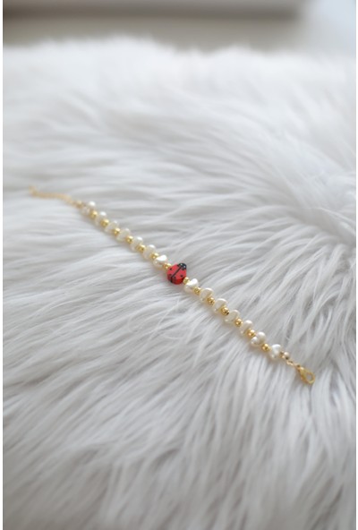 La Vie En Mode Uğur Böceği Figürlü Inci Bileklik