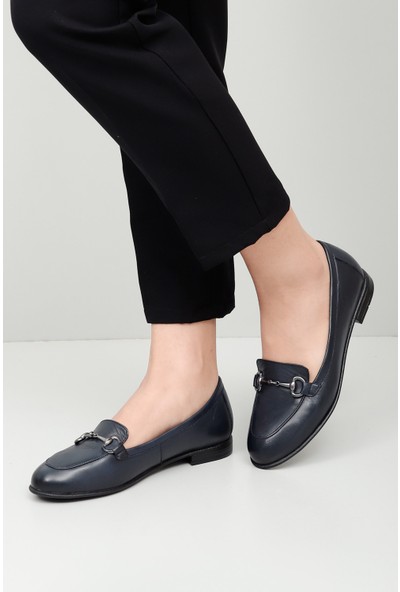 Gönderi(R) Hakiki Deri Yuvarlak Burun Düz Taban Tokalı Kadın Babet 24162