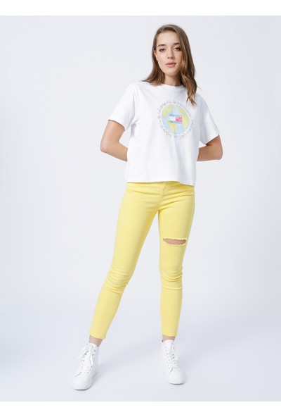 Tommy Jeans DW0DW11286YBR Bisiklet Yaka Normal Kalıp Beyaz Kadın T-Shirt Tommy Jeans DW0DW11286YBR Bisiklet Yaka Normal Kalıp Beyaz Kadın T-Shirt