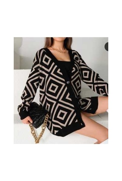 Pırıltı Butik New Kilim Desen Düğmeli Uzun Kadın Hırka Pırıltı Butik New Kilim Desen Düğmeli Uzun Kadın Hırka