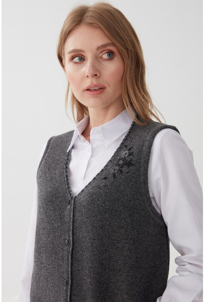 Desen Triko Kadın V Yaka Cebi ve Yakası Tığlamalı Jakarlı Yelek Füme Desen Triko Kadın V Yaka Cebi ve Yakası Tığlamalı Jakarlı Yelek Füme