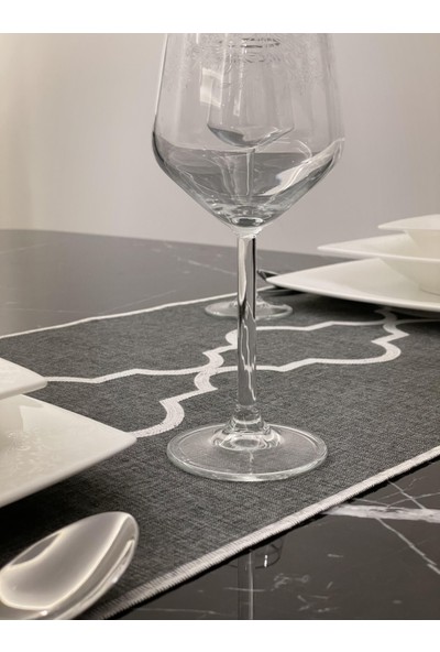 Gökhan Dayan Li-Onteks Süzene Nakış Işlemeli Runner Amerikan Servis Masa Örtüsü Gökhan Dayan Li-Onteks Süzene Nakış Işlemeli Runner Amerikan Servis Masa Örtüsü