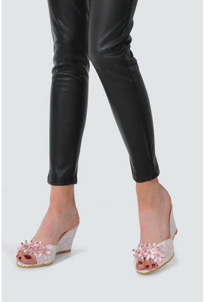 CKC-T504 Kadın Yaprak Taşlı Tokalı Dolgu Topuk Şık Terlik CKC-T504 Kadın Yaprak Taşlı Tokalı Dolgu Topuk Şık Terlik