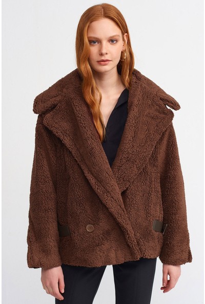 Açelya Okcu Oversize Yanları Bantlı Peluş Kısa Mont Açelya Okcu Oversize Yanları Bantlı Peluş Kısa Mont