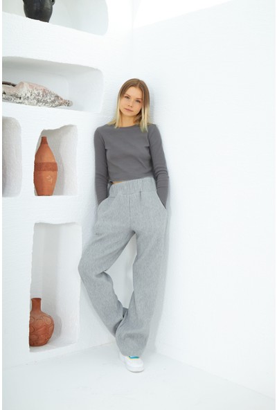 Evamore Eswp Gri Kapitone Kumaş Dikişsiz Yüksek Bel Detaylı Geniş Kesim Sweatpant Evamore Eswp Gri Kapitone Kumaş Dikişsiz Yüksek Bel Detaylı Geniş Kesim Sweatpant