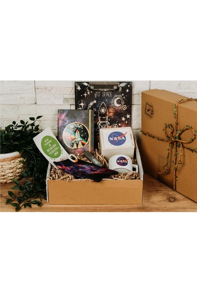 Bihal Nasa Set, Nasa Uzay Mekiği Tasarımlı Defter, Nasa Tasarımlı Kutulu Kupa, Nasa Tasarım Sekreterlik, Uzay Temalı Kumaş Kalemlik, Hediye Sepeti - Konsept Kutu Hediyelik Bihal Nasa Set, Nasa Uzay Mekiği Tasarımlı Defter, Nasa Tasarımlı Kutulu Kupa, Nasa Tasarım Sekreterlik, Uzay Temalı Kumaş Kalemlik, Hediye Sepeti - Konsept Kutu Hediyelik