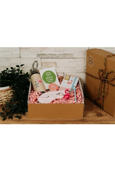 Bihal Flamingo Set Maksi, Flamingo Tasarımlı Cam Matara, Flamingolu Başlıklı Kalem, Flamingo Defter, Flamingo Tasarımlı Anahtarlık, Hediye Sepeti - Konsept Kutu Hediyelik Bihal Flamingo Set Maksi, Flamingo Tasarımlı Cam Matara, Flamingolu Başlıklı Kalem, Flamingo Defter, Flamingo Tasarımlı Anahtarlık, Hediye Sepeti - Konsept Kutu Hediyelik
