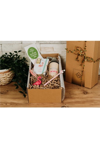 Bihal Flamingo Set Midi, Flamingo Tasarımlı Cam Matara, Flamingolu Başlıklı Kalem, Flamingo Defter, Flamingo Tasarımlı Anahtarlık, Hediye Sepeti - Konsept Kutu Hediyelik Bihal Flamingo Set Midi, Flamingo Tasarımlı Cam Matara, Flamingolu Başlıklı Kalem, Flamingo Defter, Flamingo Tasarımlı Anahtarlık, Hediye Sepeti - Konsept Kutu Hediyelik