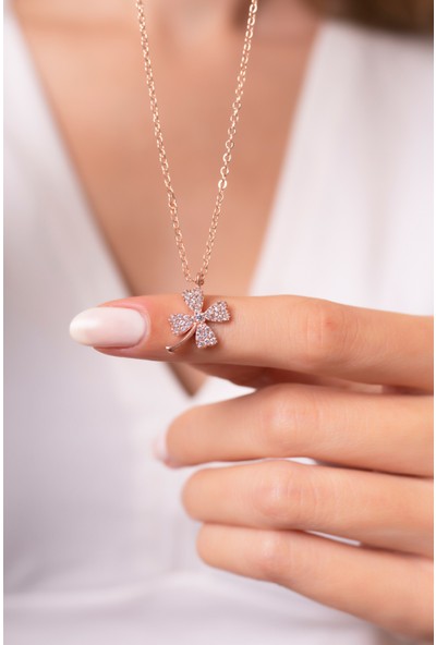 Eva Yonca Motifli Beyaz Taşlı 14 K Rose Altın Kaplama Kadın Kolye Eva Yonca Motifli Beyaz Taşlı 14 K Rose Altın Kaplama Kadın Kolye