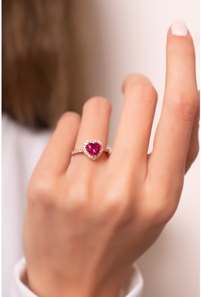 Eva Kalp Tektaş Model Beyaz/kırmızı Taşlı 14 K Rose Altın Kaplama Kadın Yüzük Eva Kalp Tektaş Model Beyaz/kırmızı Taşlı 14 K Rose Altın Kaplama Kadın Yüzük