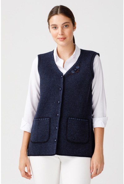 Desen Triko Kadın V Yaka Cebi ve Yakası Tığlamalı Jakarlı Yelek Koyu Lacivert Desen Triko Kadın V Yaka Cebi ve Yakası Tığlamalı Jakarlı Yelek Koyu Lacivert