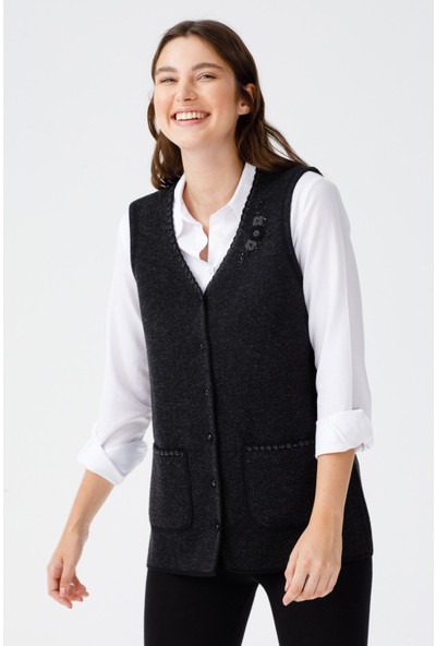 Desen Triko Kadın V Yaka Cebi ve Yakası Tığlamalı Jakarlı Yelek Siyah Desen Triko Kadın V Yaka Cebi ve Yakası Tığlamalı Jakarlı Yelek Siyah