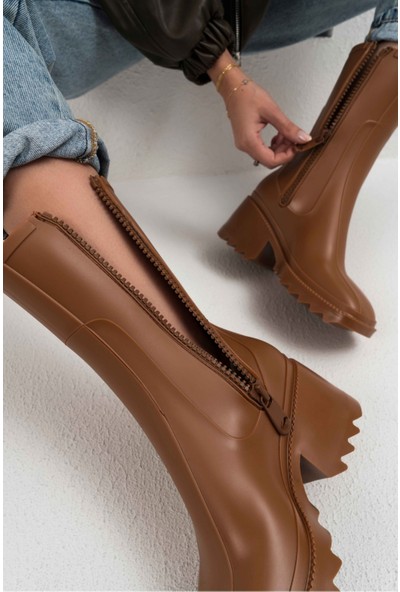 Nişantaşı Shoes Claudia Taba Mat Plastik Su Geçirmez Fermuar Detaylı Kadın Bot Nişantaşı Shoes Claudia Taba Mat Plastik Su Geçirmez Fermuar Detaylı Kadın Bot