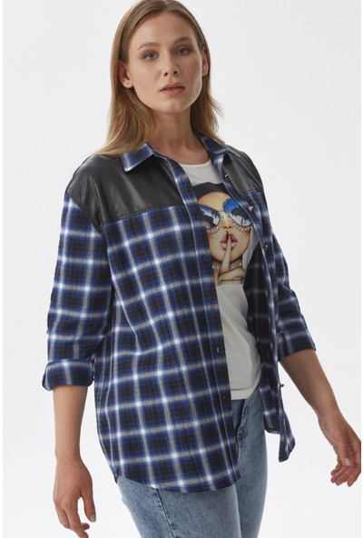 Ghada Büyük Beden Mavi Polo Yaka Deri Robalı Düğmeli Kadın Gömlek Ghada Büyük Beden Mavi Polo Yaka Deri Robalı Düğmeli Kadın Gömlek