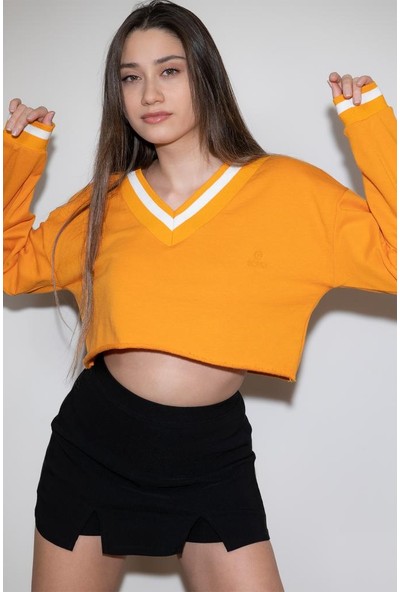 Soyo Kadın Turuncu Yakası ve Kolu Şeritli Oversize Crop Sweatshirt Soyo Kadın Turuncu Yakası ve Kolu Şeritli Oversize Crop Sweatshirt