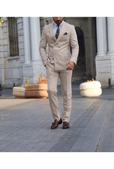 Dewsa Plus Sivri Yaka Metal Düğmeli Çift Yırtmaç Slimfit Düz Bej Kruvaze Takım Elbise Dewsa Plus Sivri Yaka Metal Düğmeli Çift Yırtmaç Slimfit Düz Bej Kruvaze Takım Elbise