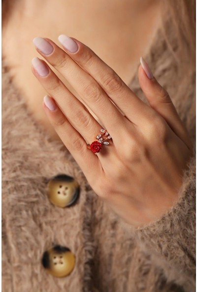 Eva Kırmızı Gül Motifli Sarmaşık Ayarlanabilir 14K Rose Altın Kaplama Yüzük Eva Kırmızı Gül Motifli Sarmaşık Ayarlanabilir 14K Rose Altın Kaplama Yüzük