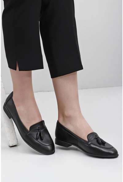 Gönderi® Deri Yuvarlak Burun Düz Taban Püsküllü Kadın Babet 24259