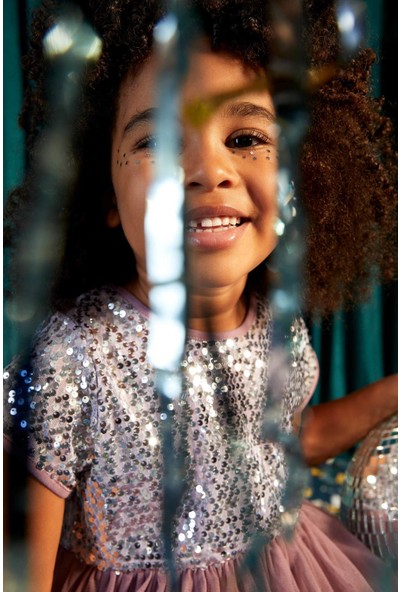 DeFacto Kız Çocuk Regular Fit Bisiklet Yaka Yılbaşı Temalı Payetli Kısa Kollu Elbise V5541A621CW DeFacto Kız Çocuk Regular Fit Bisiklet Yaka Yılbaşı Temalı Payetli Kısa Kollu Elbise V5541A621CW