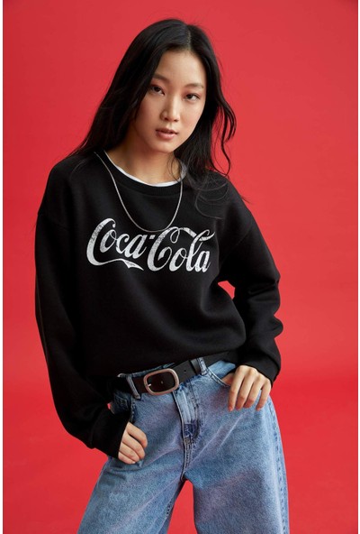 DeFacto Coca Cola Lisanslı Regular Fit Bisiklet Yaka Yumuşak Tüylü Uzun Kollu Sweatshirt W7266AZ21WN