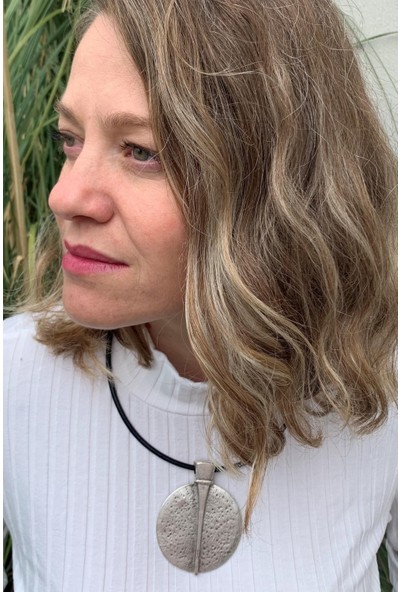 Kutcha Accessories Kadın Siyah Deri ve Gümüş Kaplama Tasarım Kolye