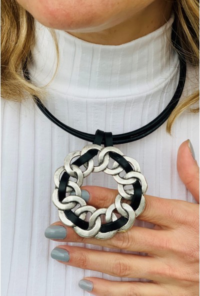 Kutcha Accessories Kadın Siyah Deri ve Gümüş Kaplama Tasarım Kolye